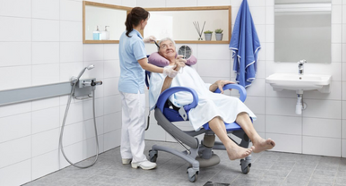 Réduire les risques des soignants pendant la douche | Arjo blog | Arjo