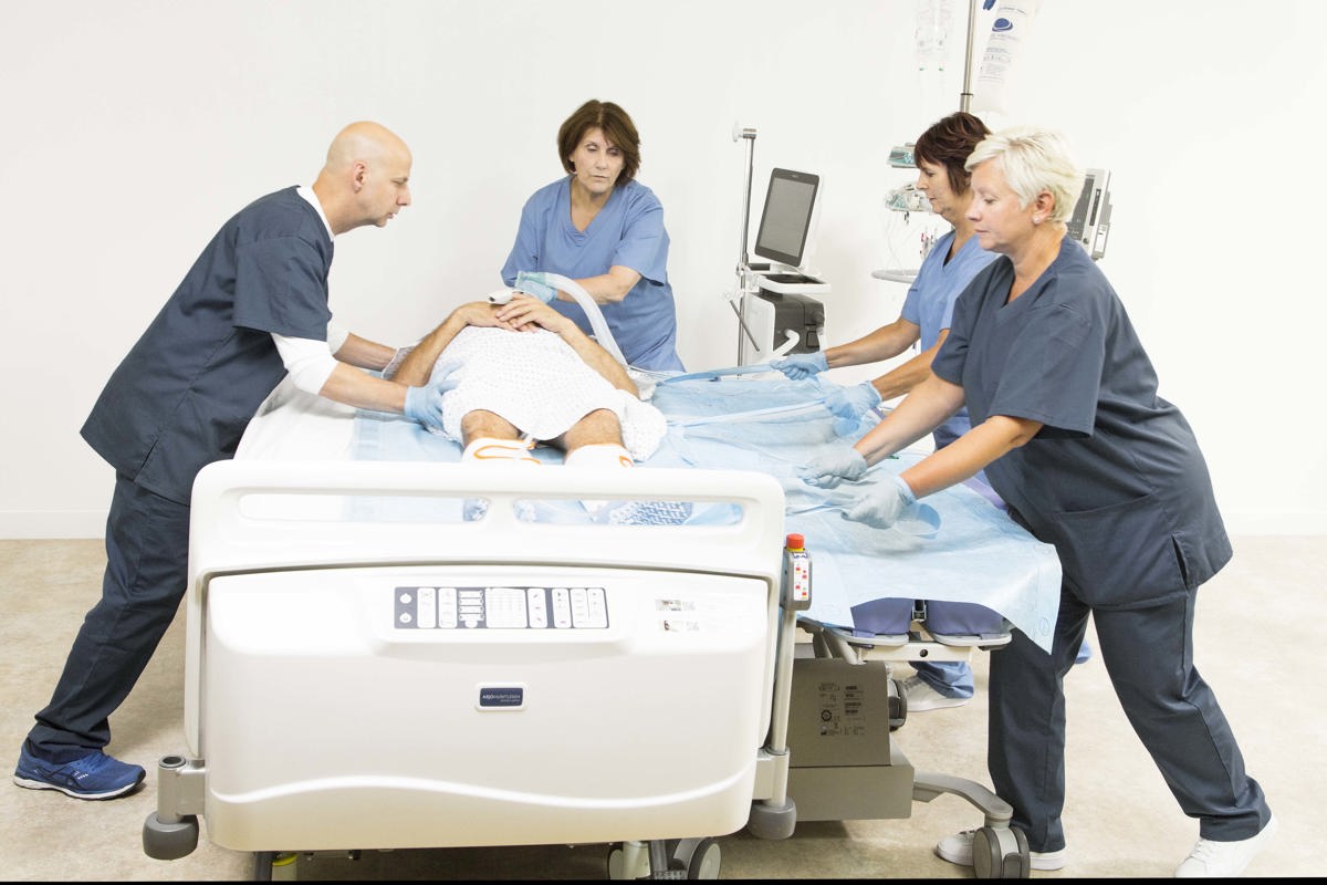 Transfer aus dem Bett – Frühmobilisierung | Arjo